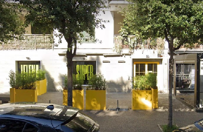 Assalto a un pub simbolo della movida, spariscono tablet e incasso