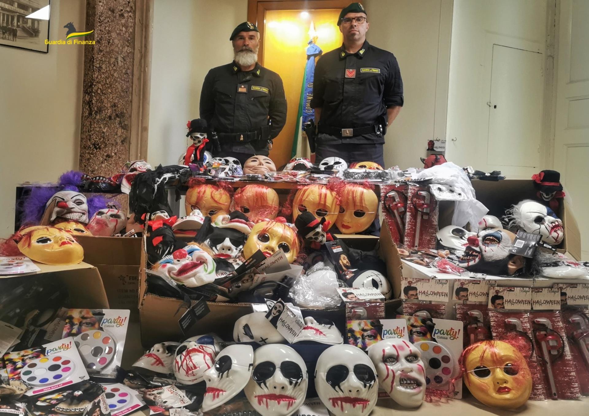 Halloween sicuro, stretta della Finanza: decine di commercianti nei guai