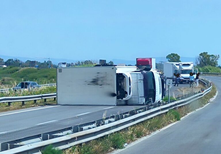 Camion sbanda e si ribalta sulla Statale. Traffico in tilt