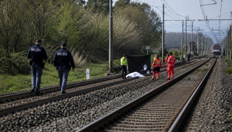 Muore dopo essere stato travolto dal treno in corsa